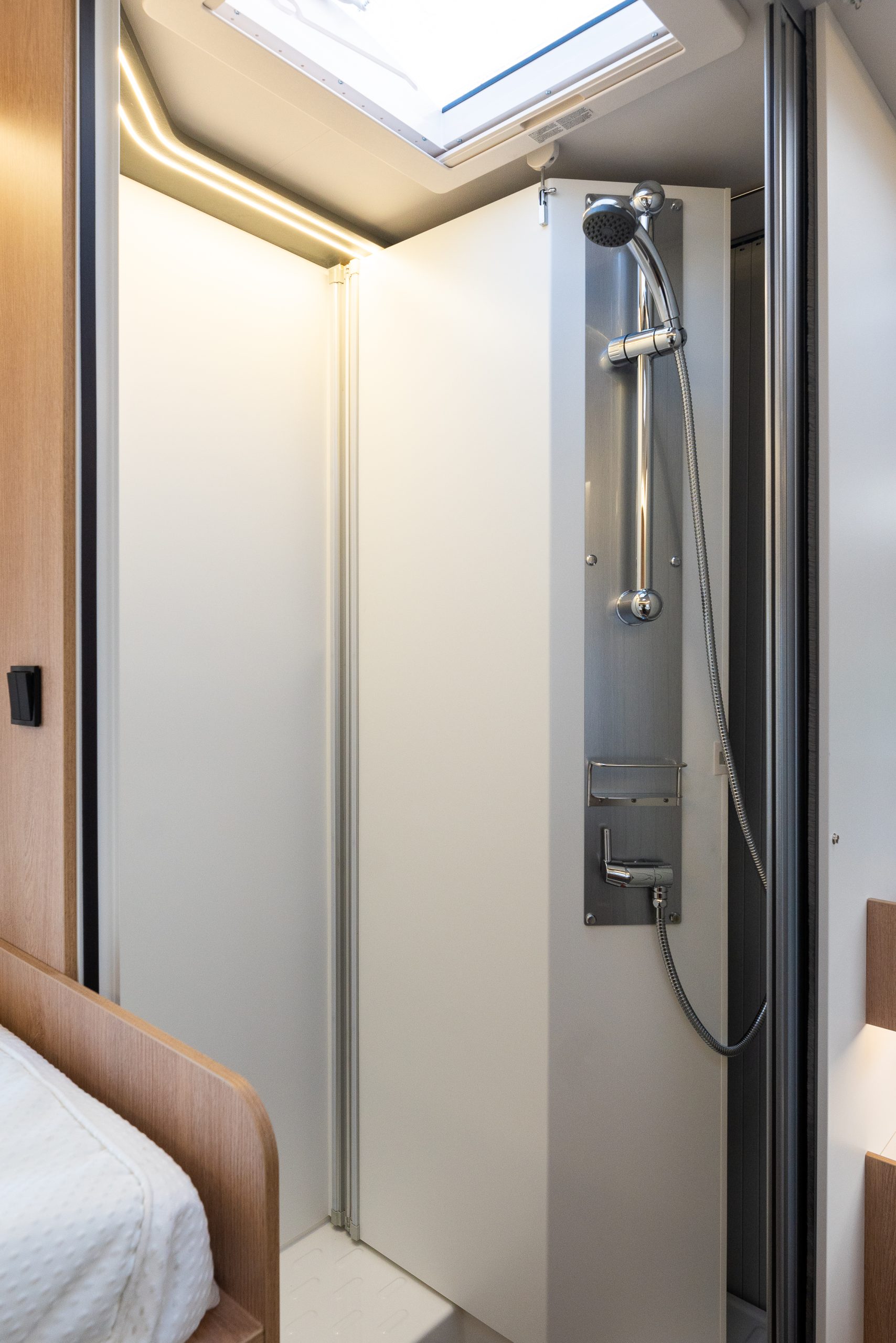 CAMPING-CAR PROFILE 4 PLACES ( Lits jumeaux + lit pavillon) - Motorhomerent