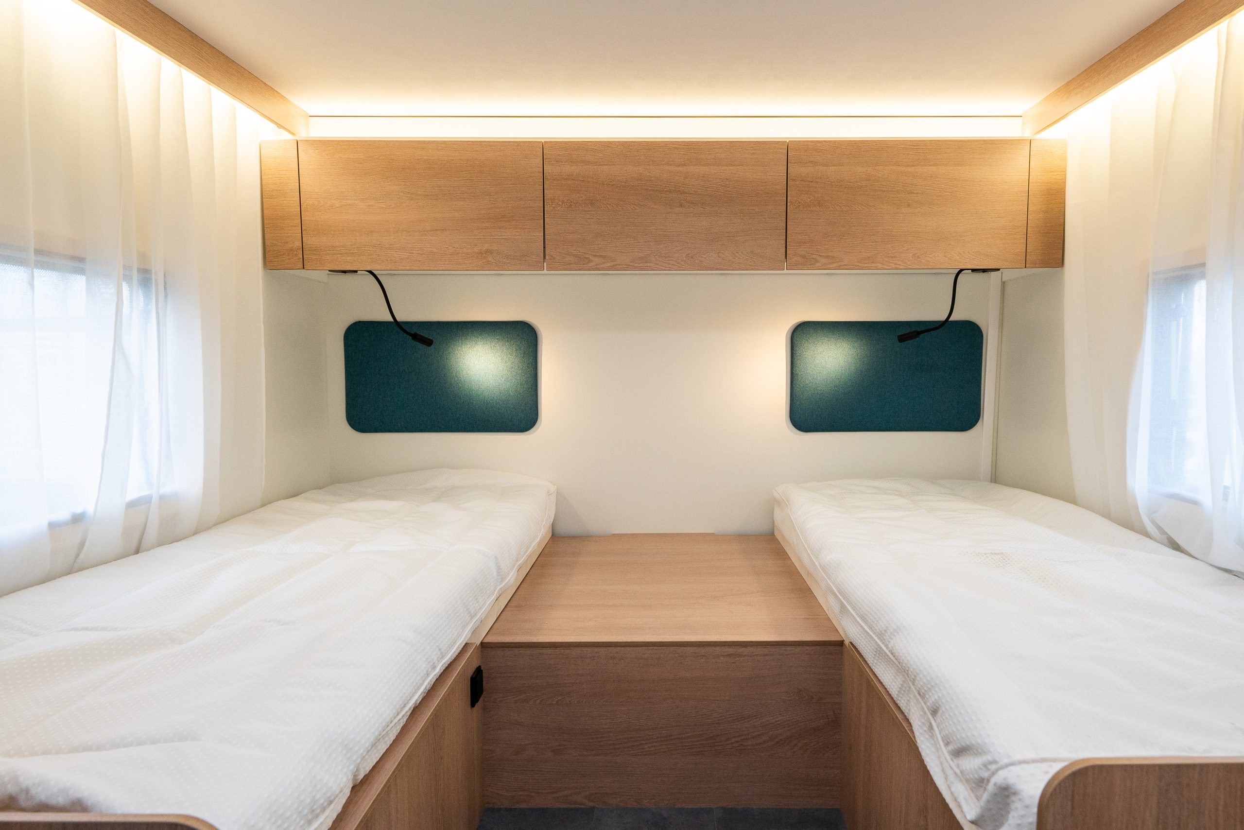 CAMPING-CAR PROFILE 4 PLACES ( Lits jumeaux + lit pavillon) - Motorhomerent