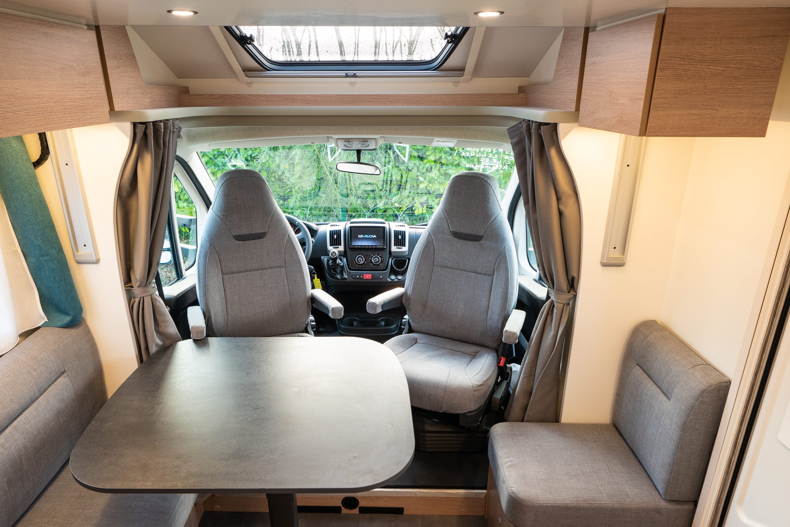 CAMPING-CAR PROFILE 4 PLACES ( Lits jumeaux + lit pavillon) - Motorhomerent